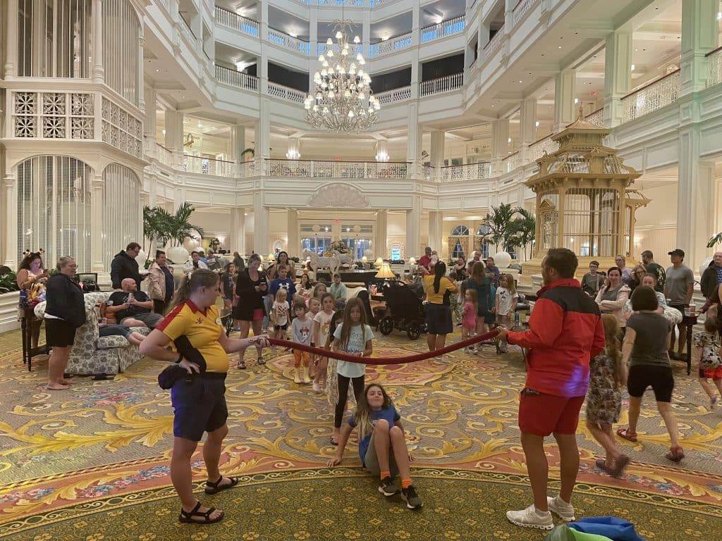 How Disney Cast Members Helped Guests Staying at Walt Disney World ...