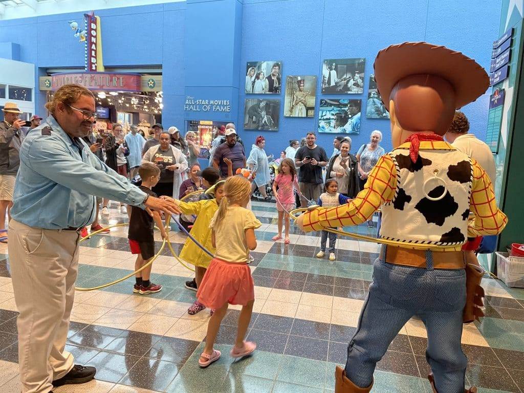 How Disney Cast Members Helped Guests Staying at Walt Disney World ...