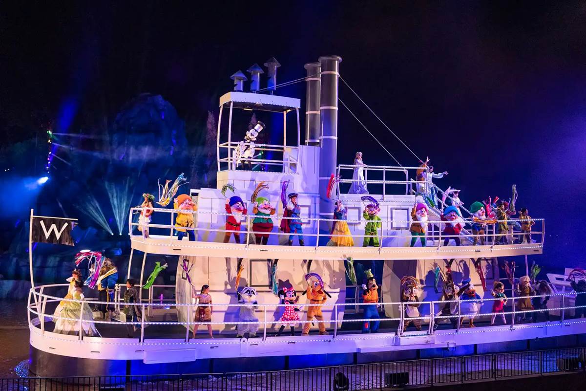 First Look at the Return of Fantasmic! to Disney's Hollywood Studios ...