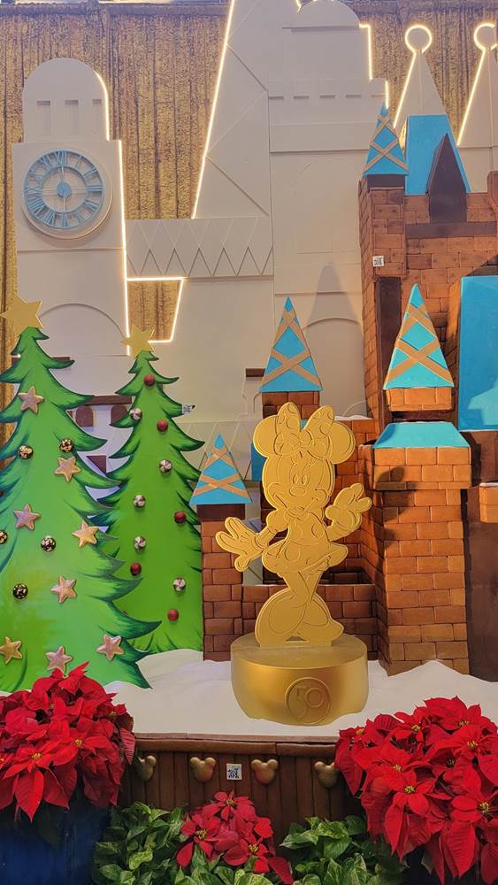 Photos: Gingerbread Castle Takes Shape at Disney's Contemporary Resort ...