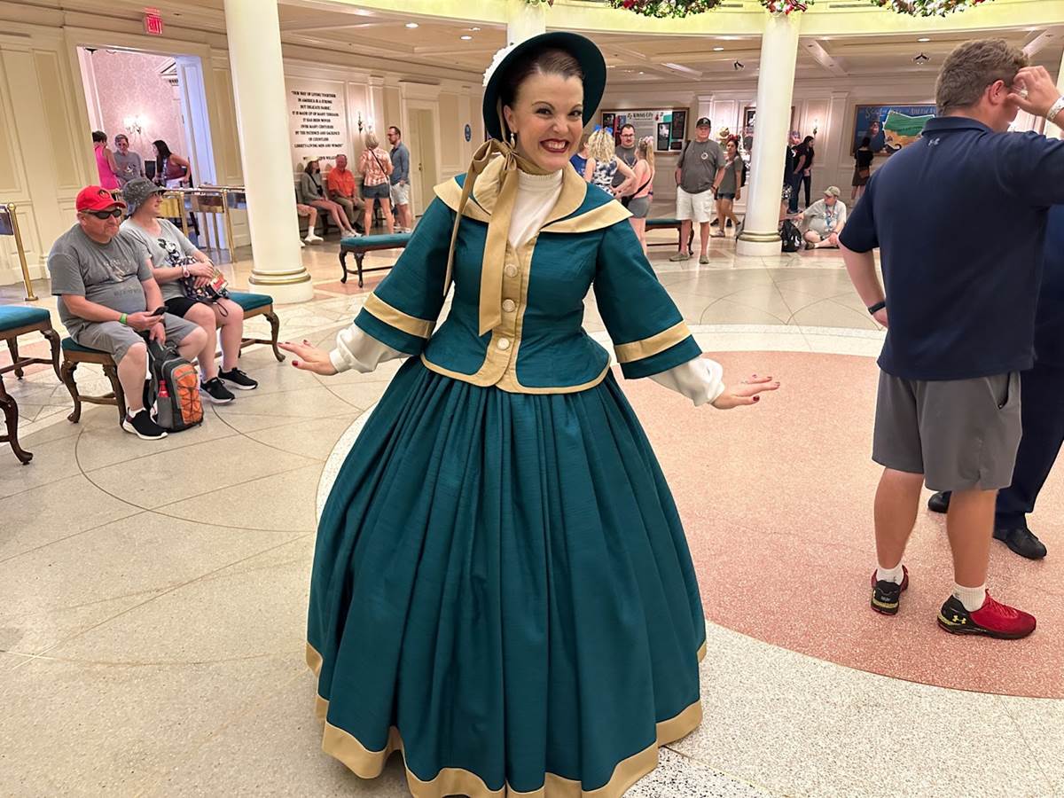 Photos/Video: 2022 International Festival of the Holidays Kicks Off at ...