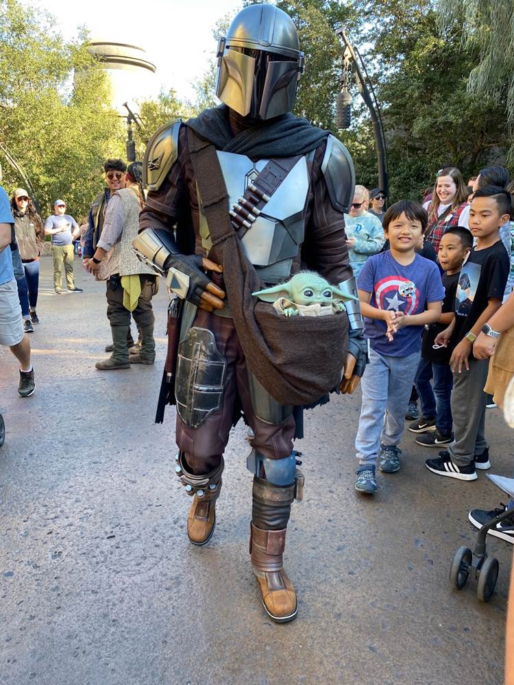 Photos/Video – The Mandalorian and Grogu Arrive at Disneyland's Star ...