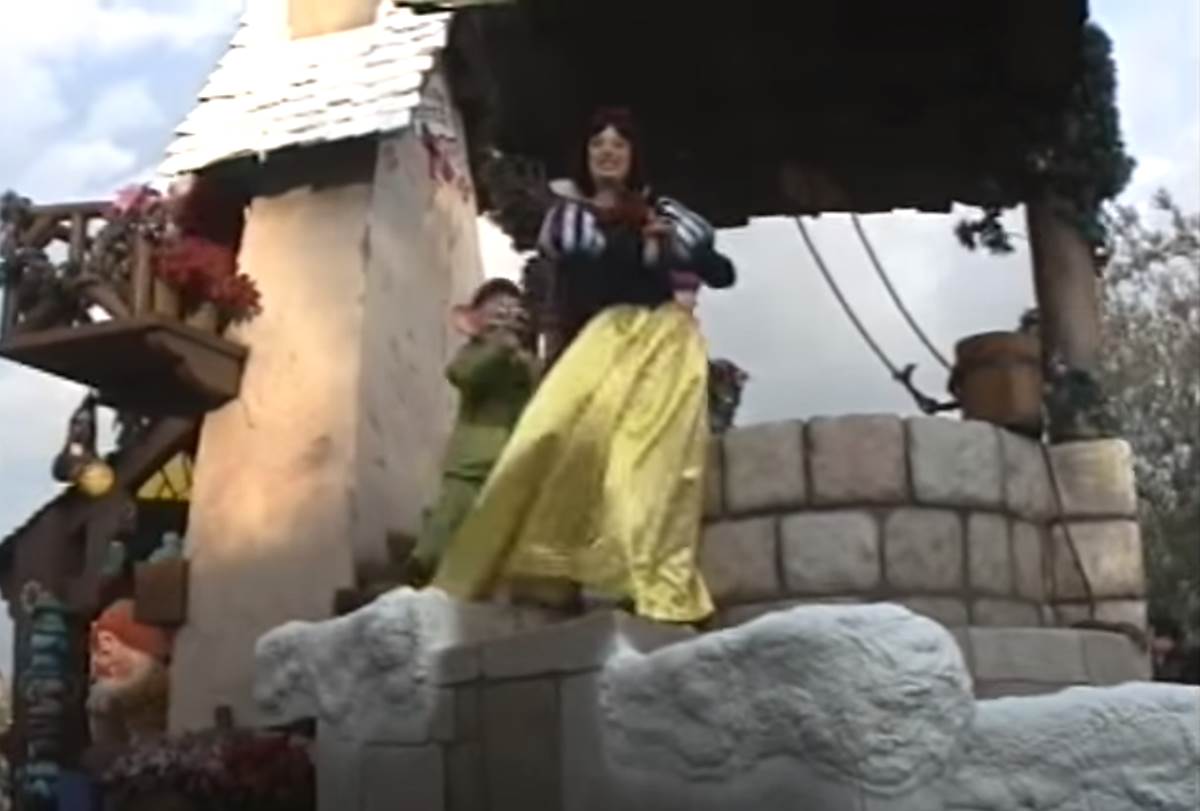 Extinct Attractions - Christmas Fantasy on Parade - LaughingPlace.com