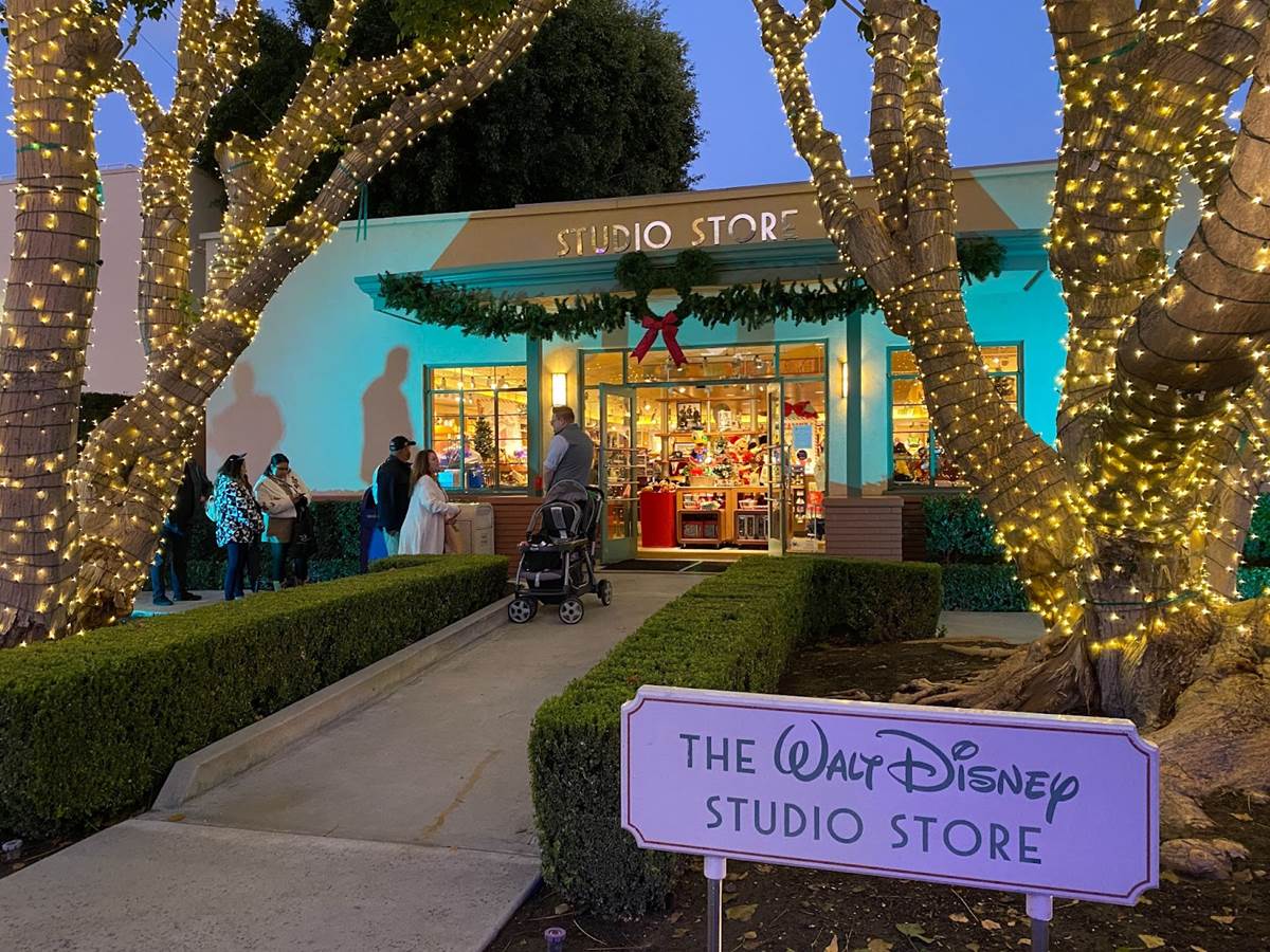 Photos: D23's "Light Up the Season" 2022 Event Celebrates the Holidays ...