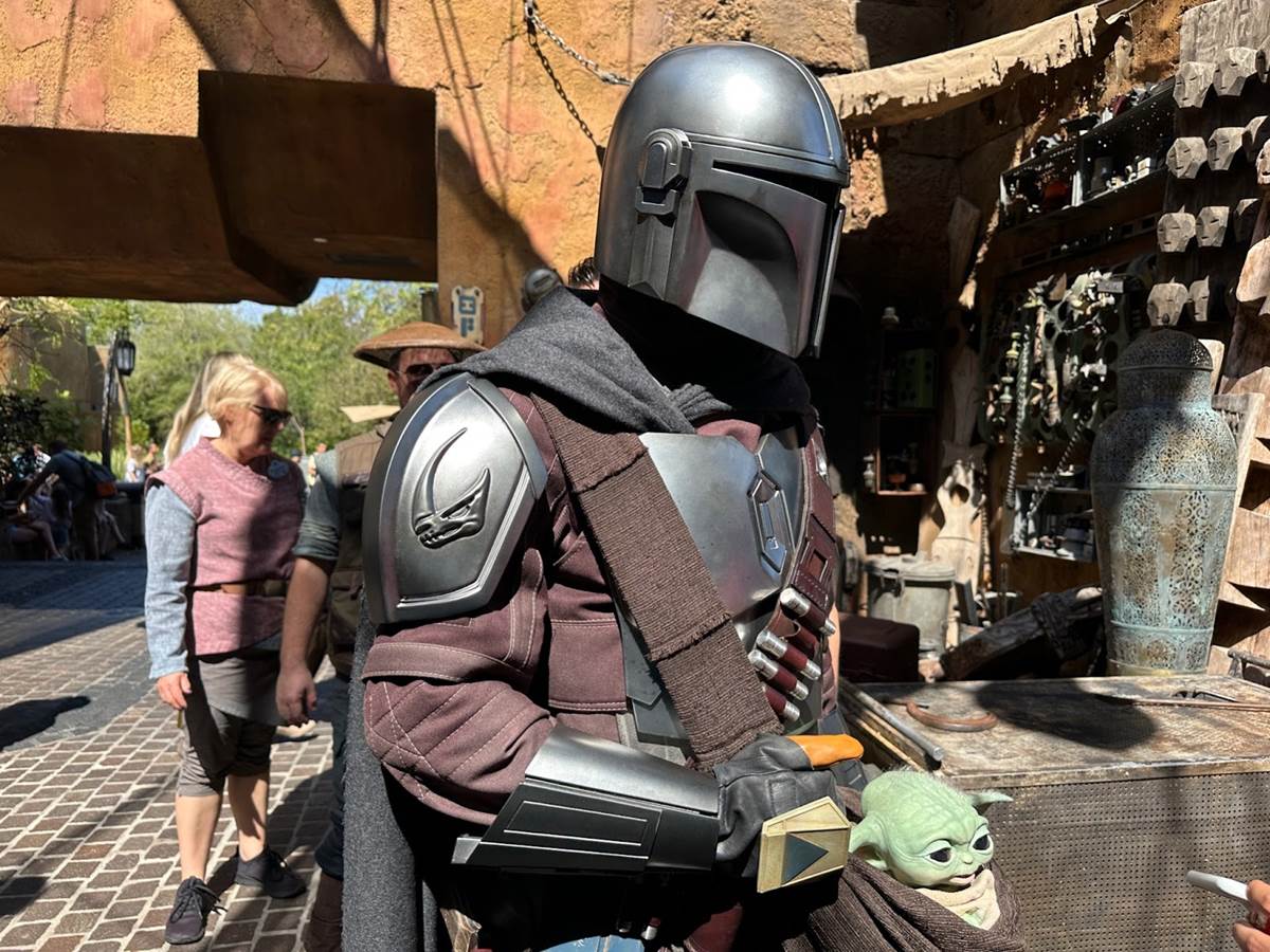 Photos / Video: The Mandalorian and Grogu Now Appearing at Disney's ...