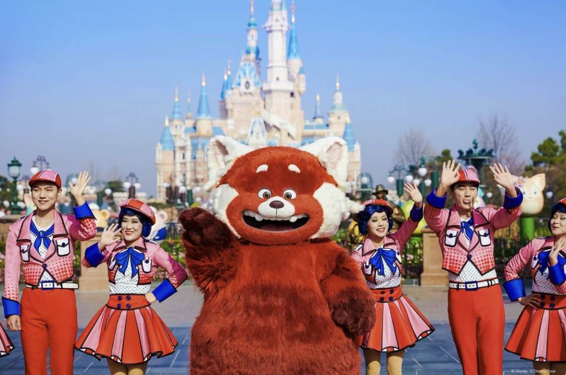 Red Panda Mei Makes Her Disney Parks Debut at Shanghai Disneyland ...