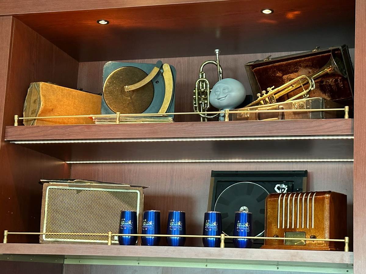 Photos: "Soul Cat Lounge" Aboard the Disney Magic is Full of Details ...