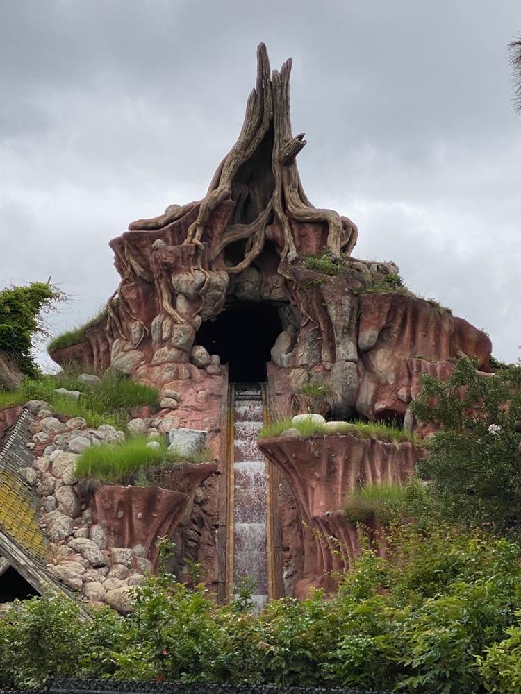 Photos: Construction Walls Surround Disneyland's Splash Mountain as ...
