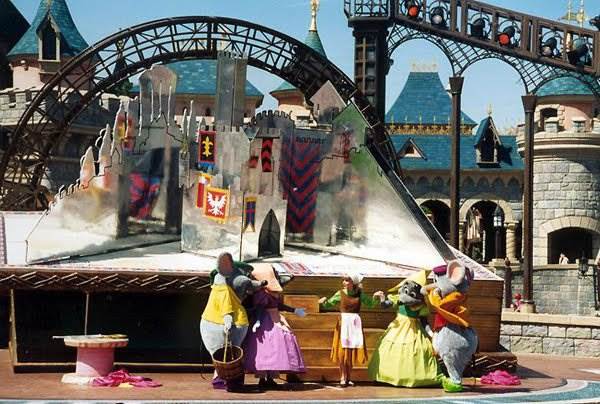 Extinct Attractions - Mickey's Magic Book - LaughingPlace.com