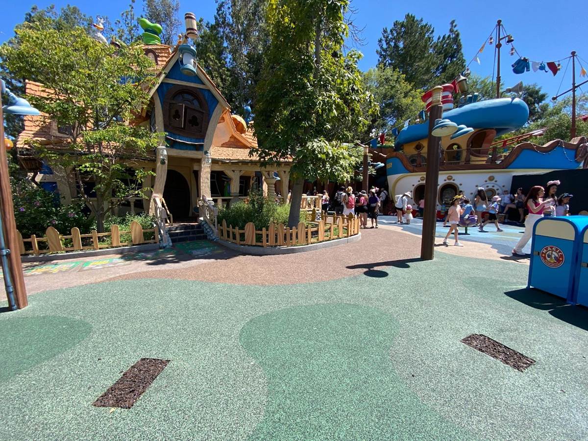 Photos: Elements From Goofy's How-To-Playhouse Already Removed While ...