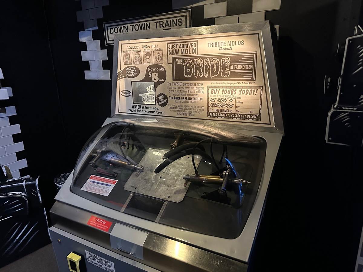 Photos: "Tribute to Terror" Halloween Horror Nights Tribute Store Opens ...