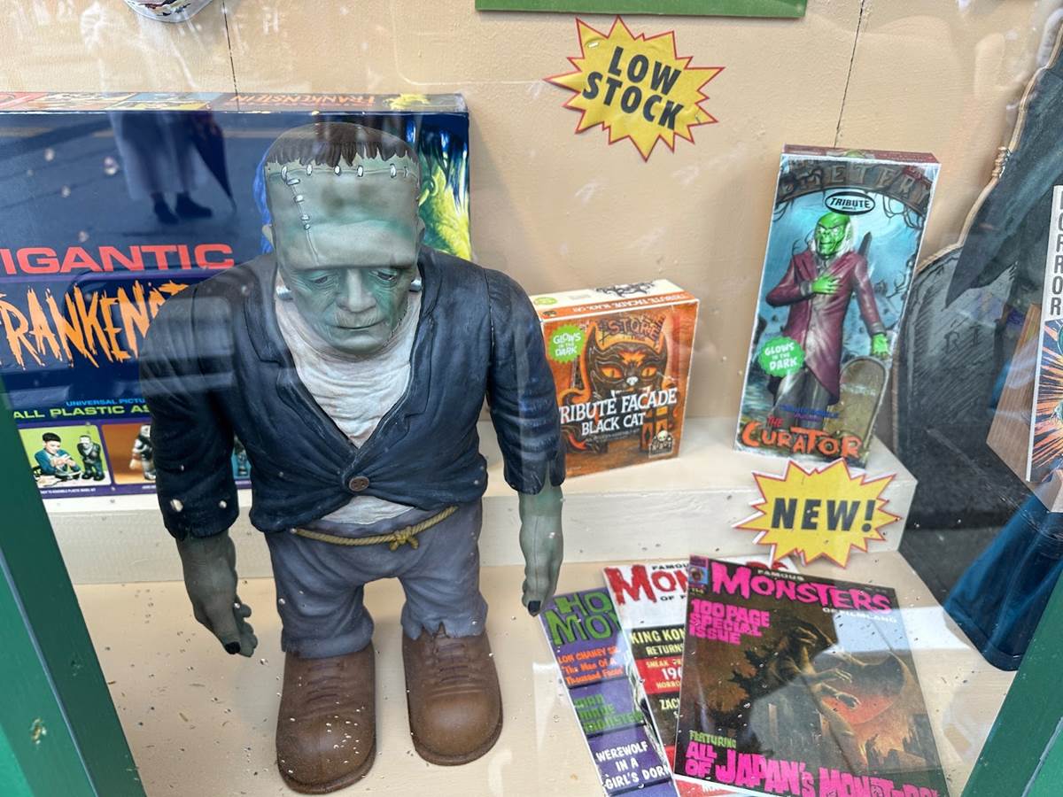 Photos: "Tribute to Terror" Halloween Horror Nights Tribute Store Opens ...