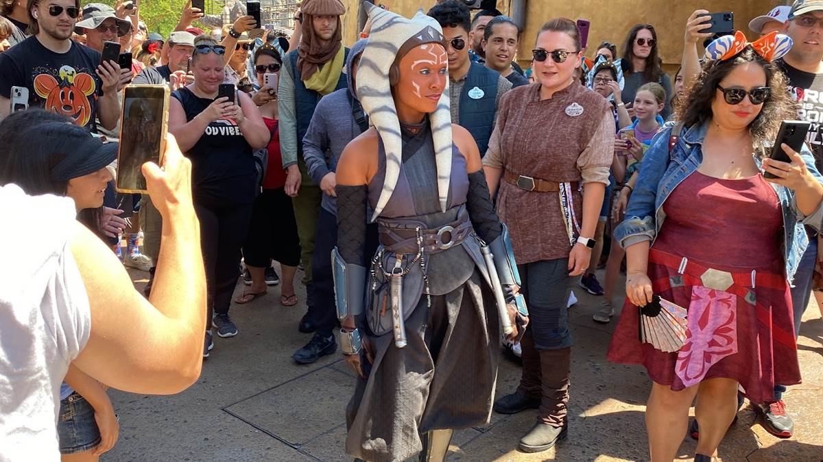 Photos / Video – Ahsoka Tano Arrives at Disneyland’s Star Wars: Galaxy ...