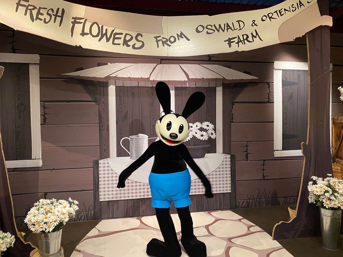 Photos: Disneyland Pass Surprise Pop-Up Meet & Greet Opens in ...