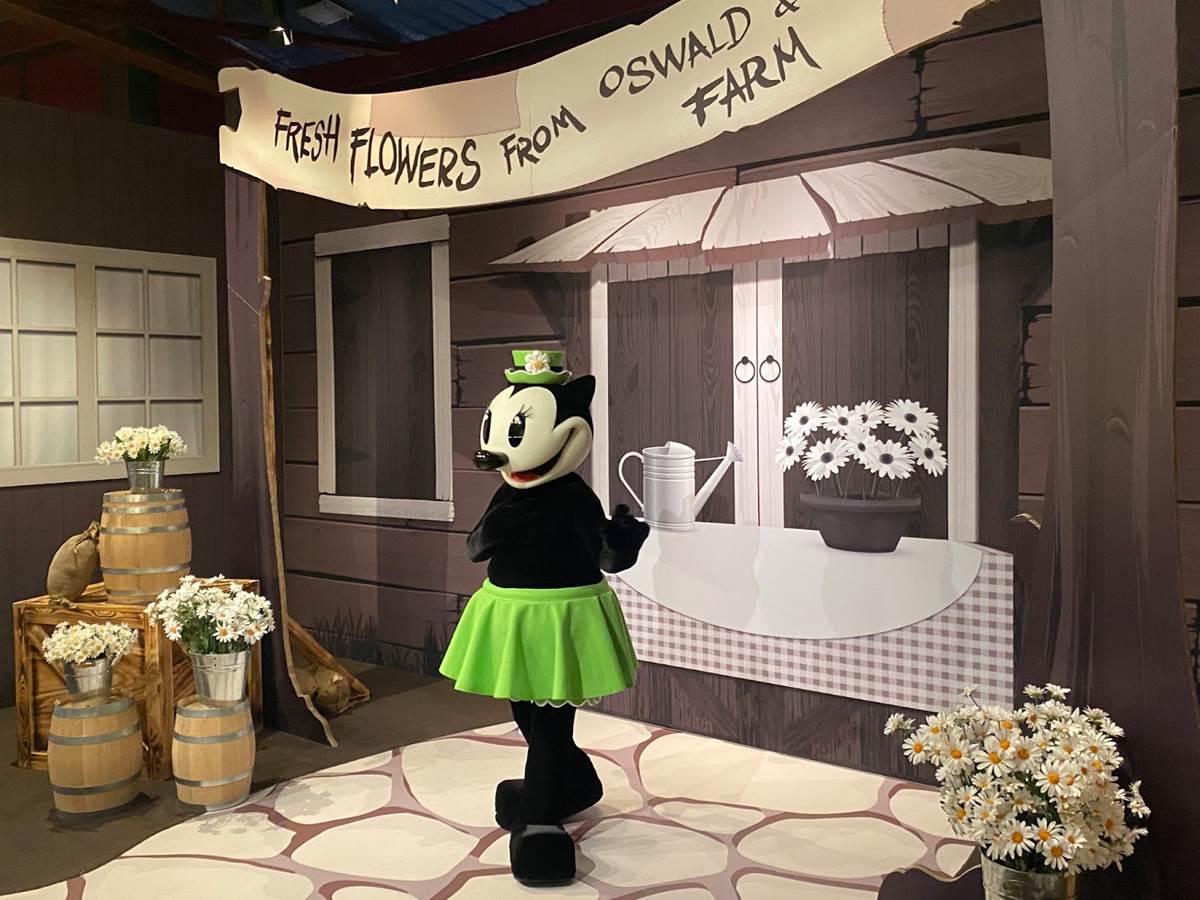 Photos: Disneyland Pass Surprise Pop-Up Meet & Greet Opens in ...