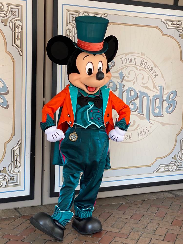 Photos: Mickey and Friends Once Again Debut New Halloween Costumes at ...