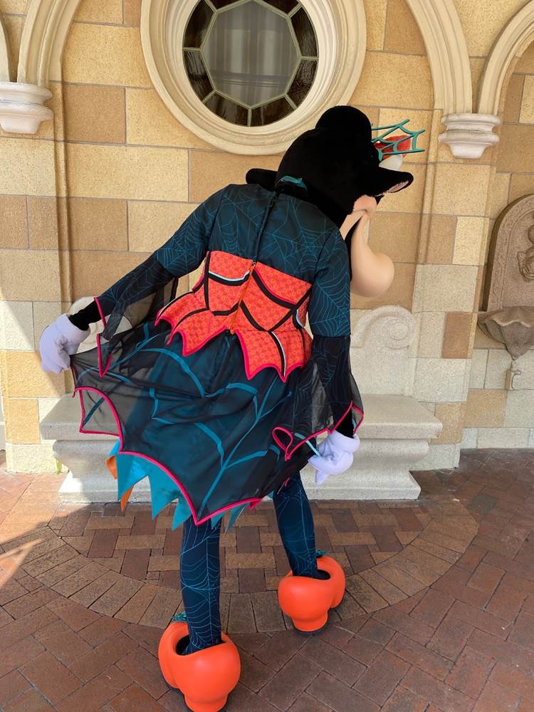 Photos: Mickey and Friends Once Again Debut New Halloween Costumes at ...