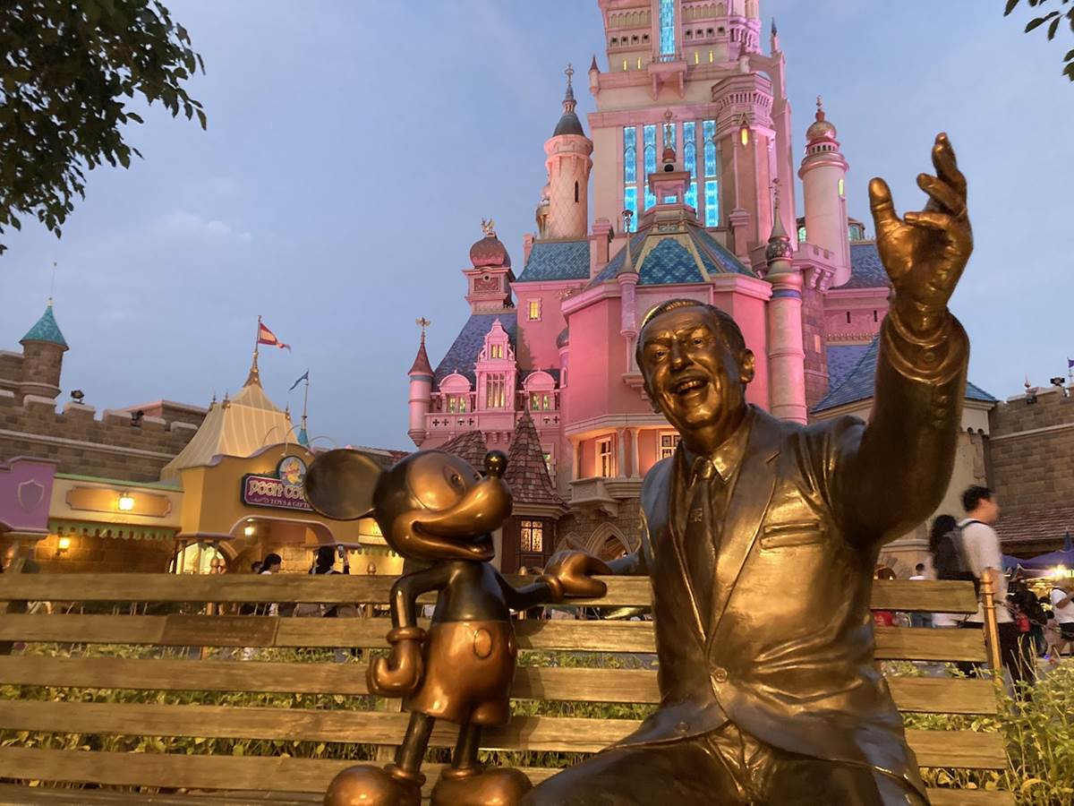 Photos and Video: "Dream Makers" Statue Unveiled at Hong Kong ...