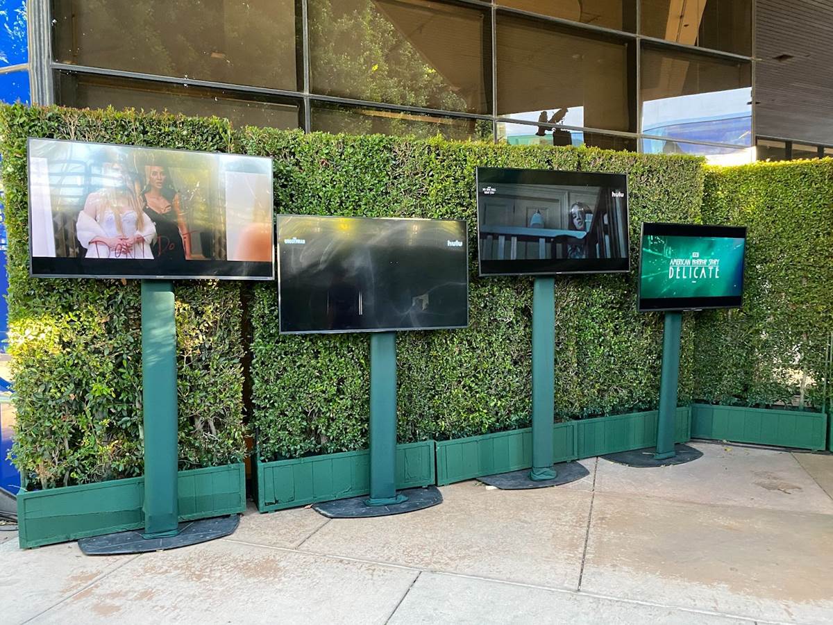 Photos: Huluween "Now Screaming" Event Hosts Pop-Up Haunted Maze ...