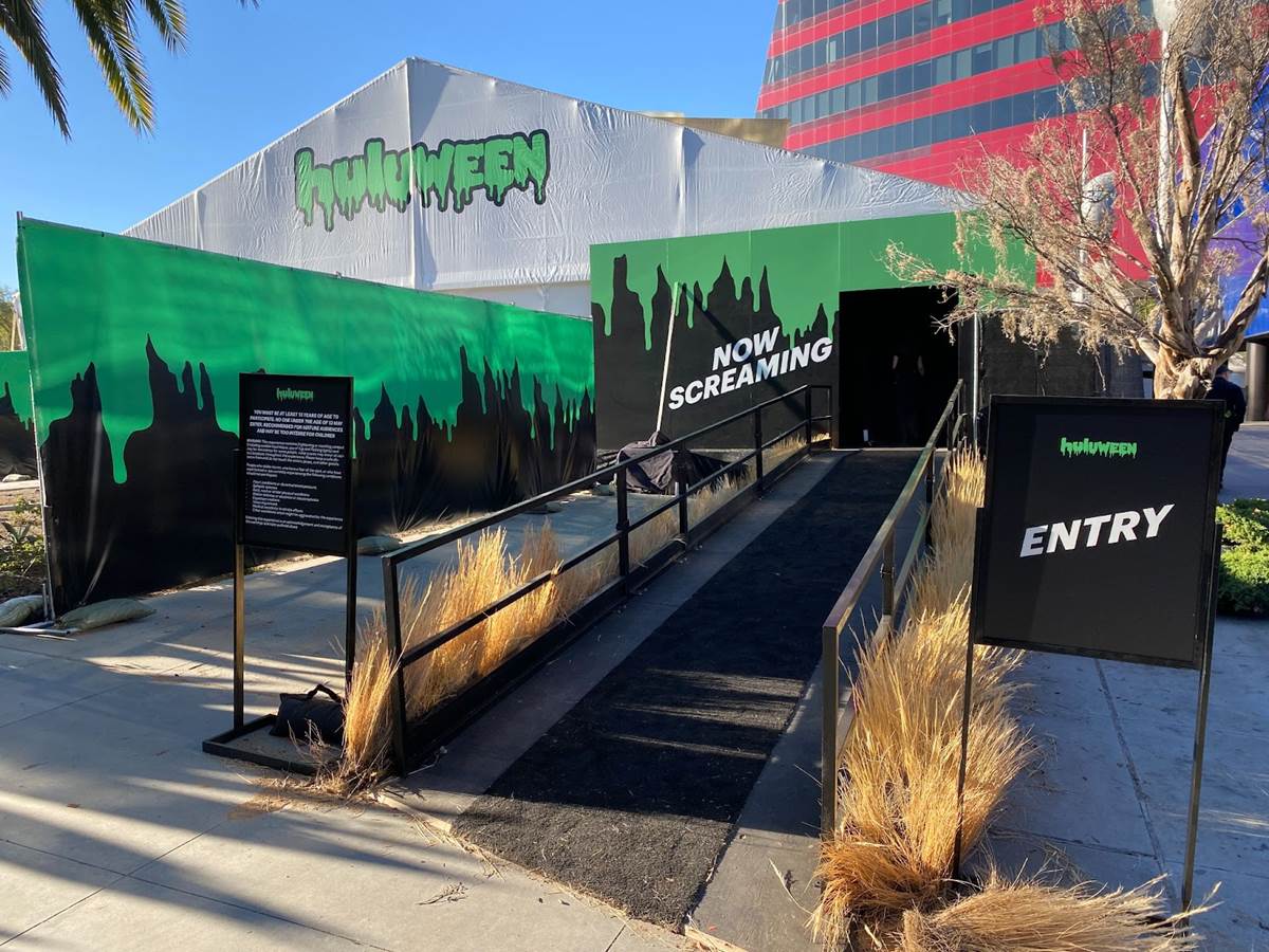 Photos: Huluween "Now Screaming" Event Hosts Pop-Up Haunted Maze ...