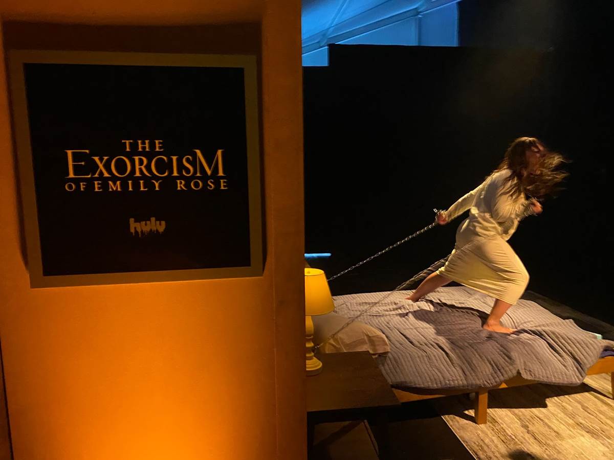 Photos: Huluween "Now Screaming" Event Hosts Pop-Up Haunted Maze ...