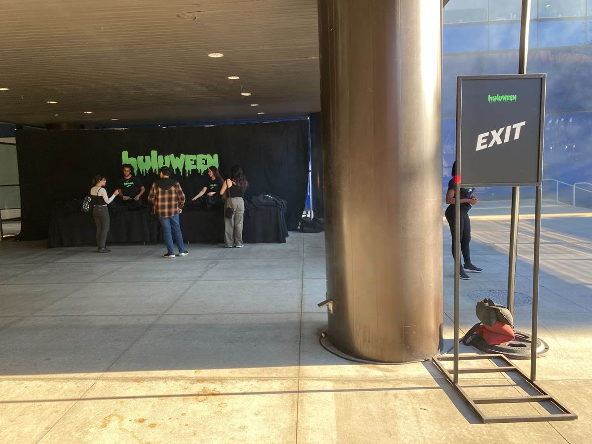 Photos: Huluween "Now Screaming" Event Hosts Pop-Up Haunted Maze ...