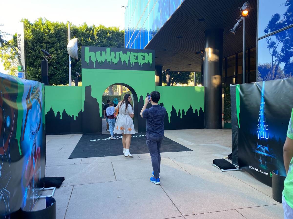 Photos: Huluween "Now Screaming" Event Hosts Pop-Up Haunted Maze ...