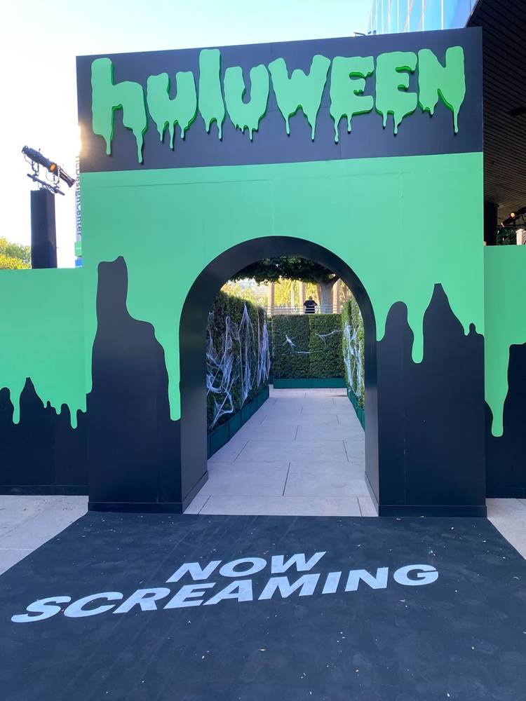 Photos: Huluween "Now Screaming" Event Hosts Pop-Up Haunted Maze ...