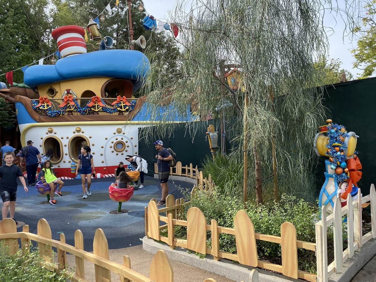 Photos: Holiday Decor Arrives In Newly Reimagined Mickey's Toontown at ...