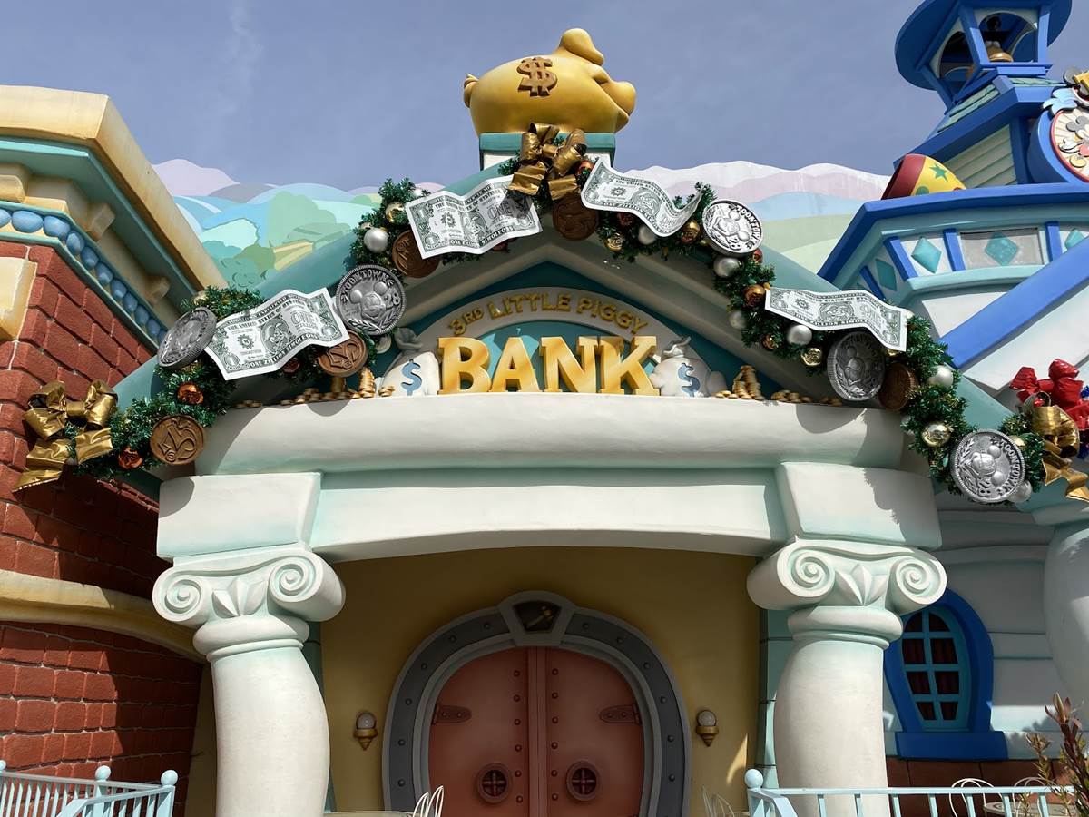 Photos: Holiday Decor Arrives In Newly Reimagined Mickey's Toontown at ...