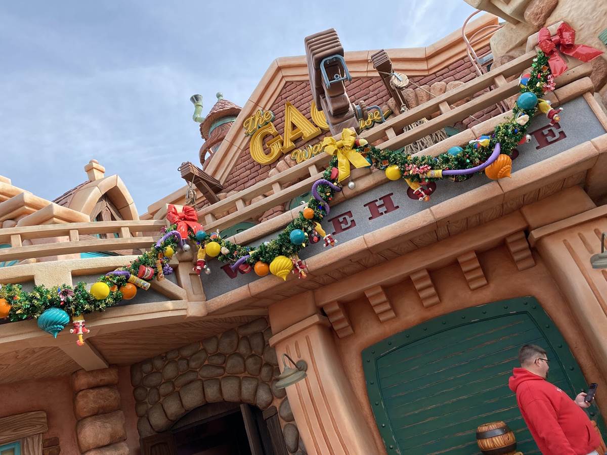 Photos: Holiday Decor Arrives In Newly Reimagined Mickey's Toontown at ...