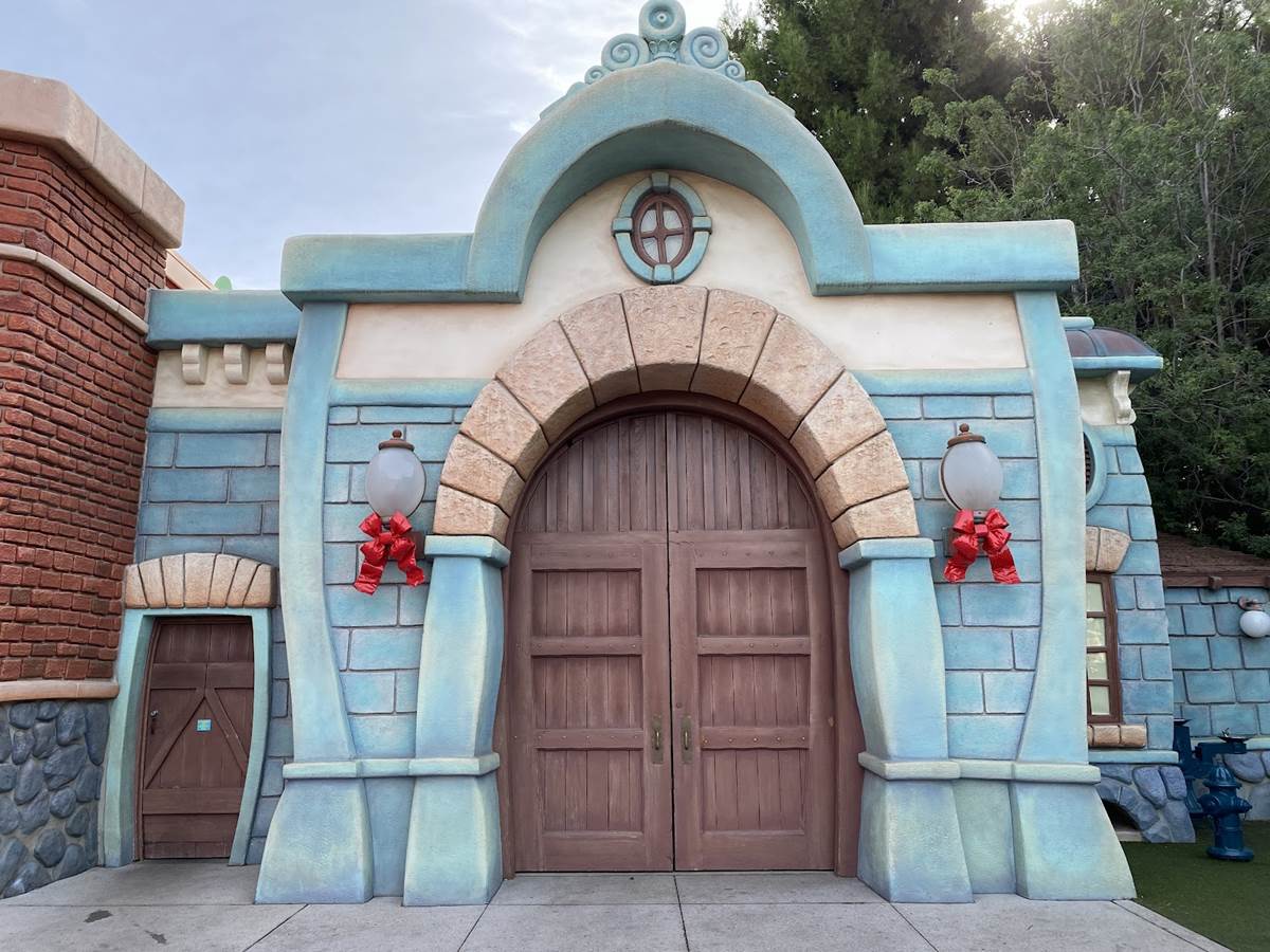 Photos: Holiday Decor Arrives In Newly Reimagined Mickey's Toontown at ...