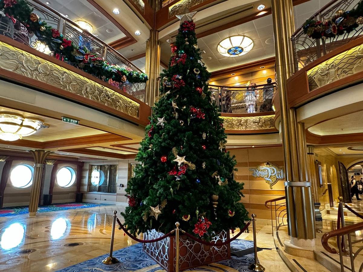 Photos: Holiday Decor Takes Over the Disney Dream for Very Merrytime ...