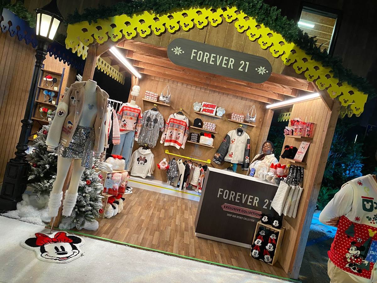 Photos: Mickey & Friends Holiday Village Pop-Up Shopping Experience ...