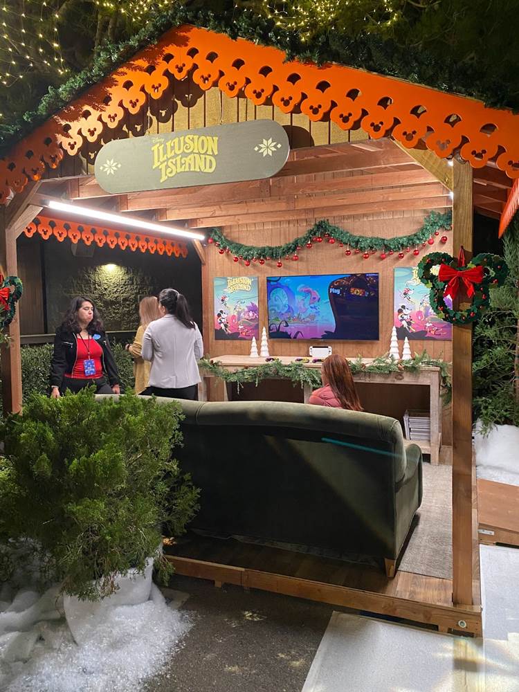 Photos: Mickey & Friends Holiday Village Pop-Up Shopping Experience ...