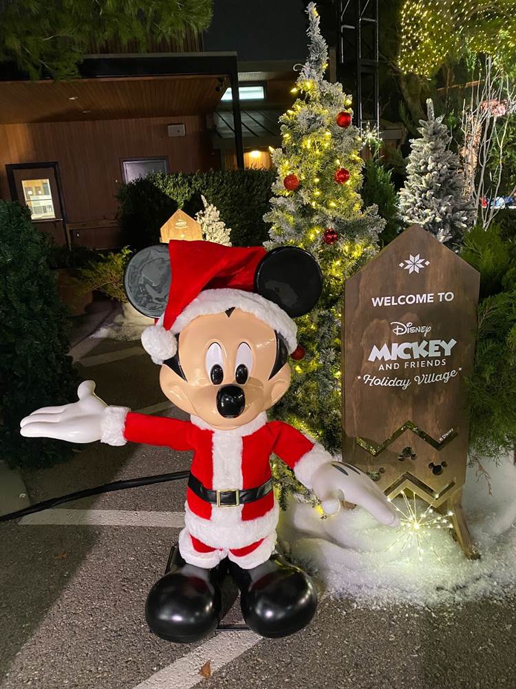Photos: Mickey & Friends Holiday Village Pop-Up Shopping Experience ...