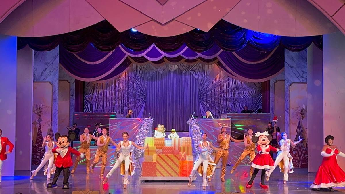 Photos / Video: “Disney Holidays in Hollywood” Stage Show Brings ...