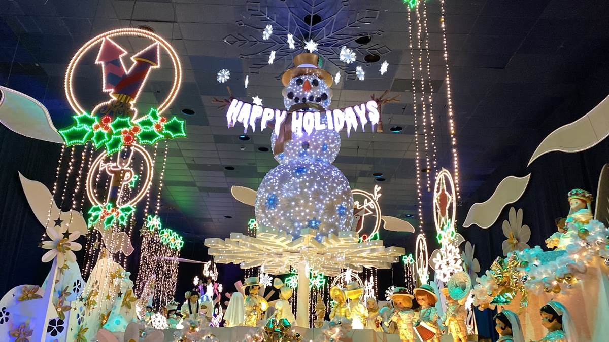 Photos / Videos: “it’s a small world” Holiday and A Christmas Fantasy ...