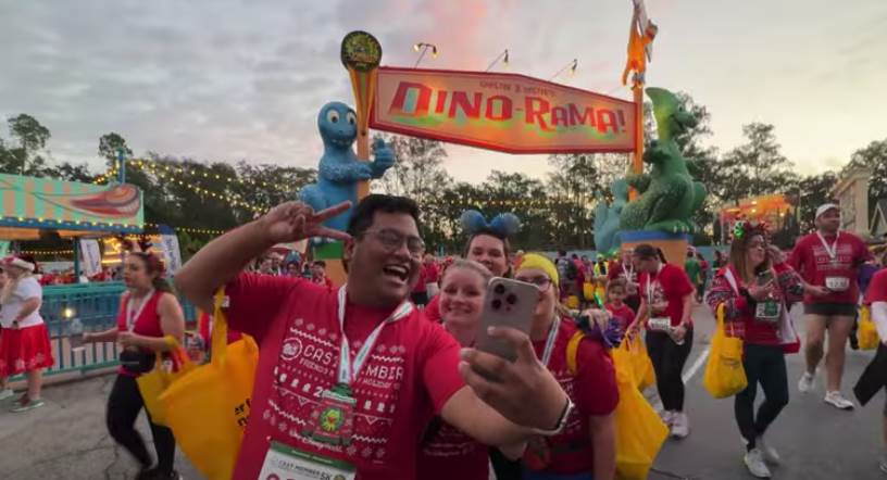 Disney Cast Life Shares Look at Cast Member Holiday 5K at Walt Disney ...