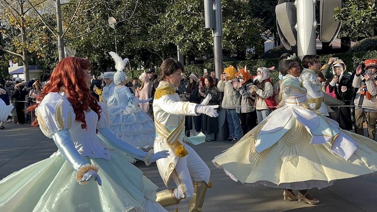 Photos / Video: Shanghai Disneyland’s Winter Magic Cavalcade ...
