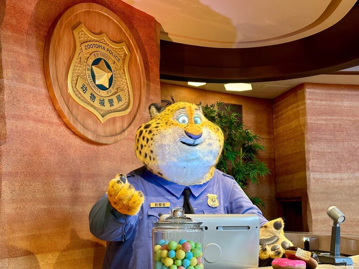 Photos / Video – Full Ride-Through and Photo Tour of Zootopia: Hot ...