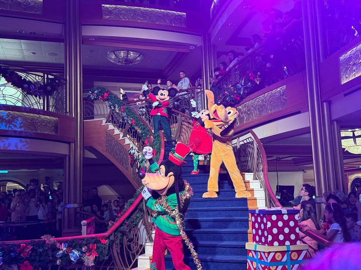 Photos / Video: Very Merrytime Cruises Tree Lighting Ceremony Aboard ...