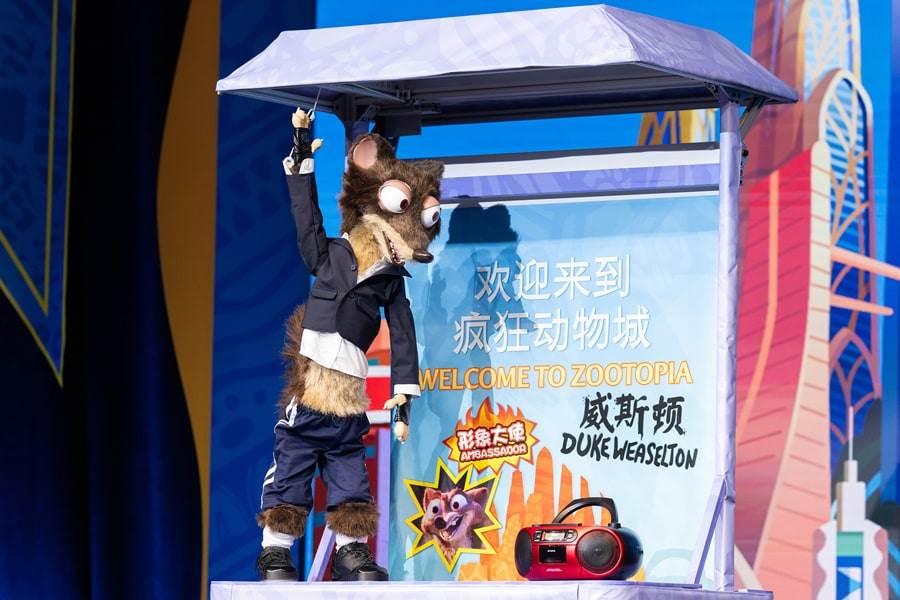 Video: Impressive Portable Duke Weaselton Audio-Animatronic Appears at ...