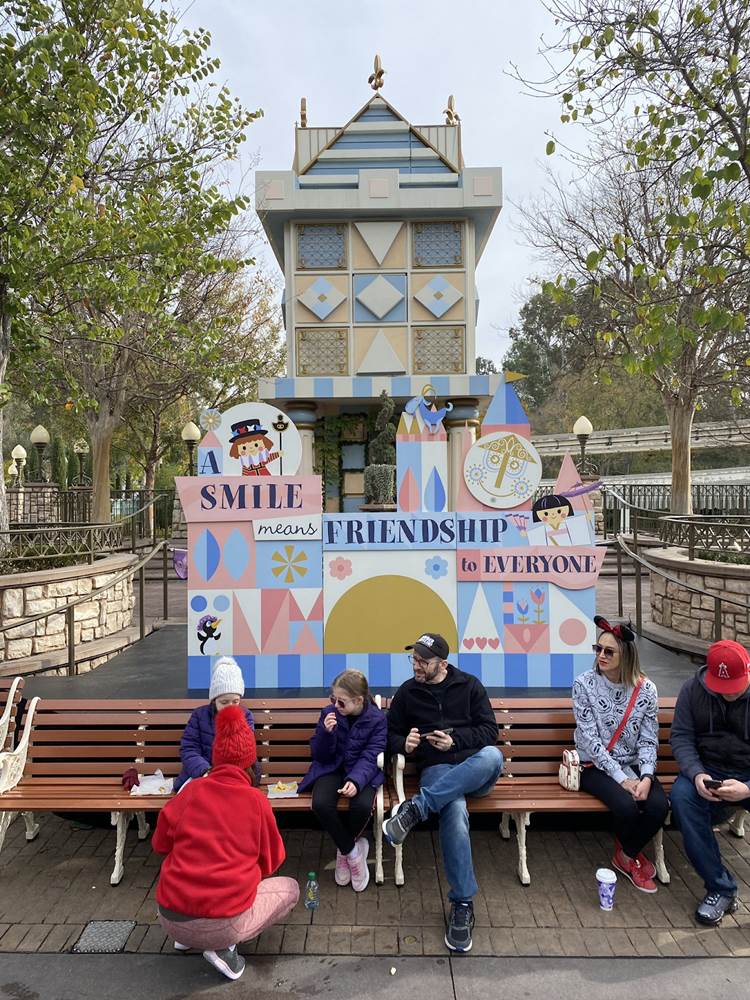 Photos: “A Smile Means Friendship to Everyone” with a New “it’s a small ...