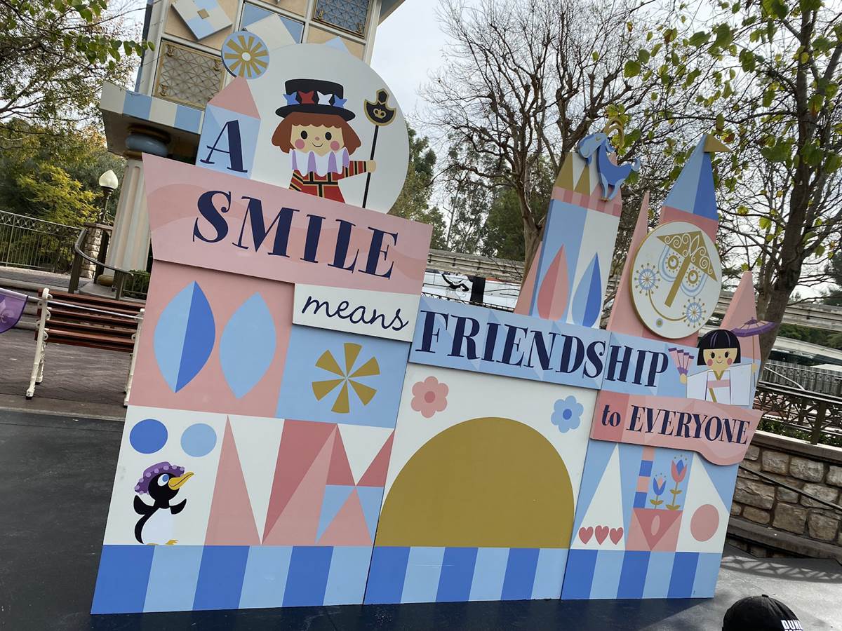 Photos: “A Smile Means Friendship to Everyone” with a New “it’s a small ...