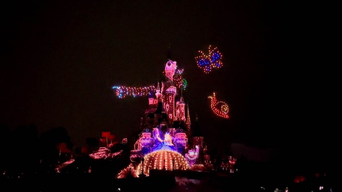 Photos / Video: Disney Electrical Sky Parade Lights Up The Skies Over Disneyland Paris ...
