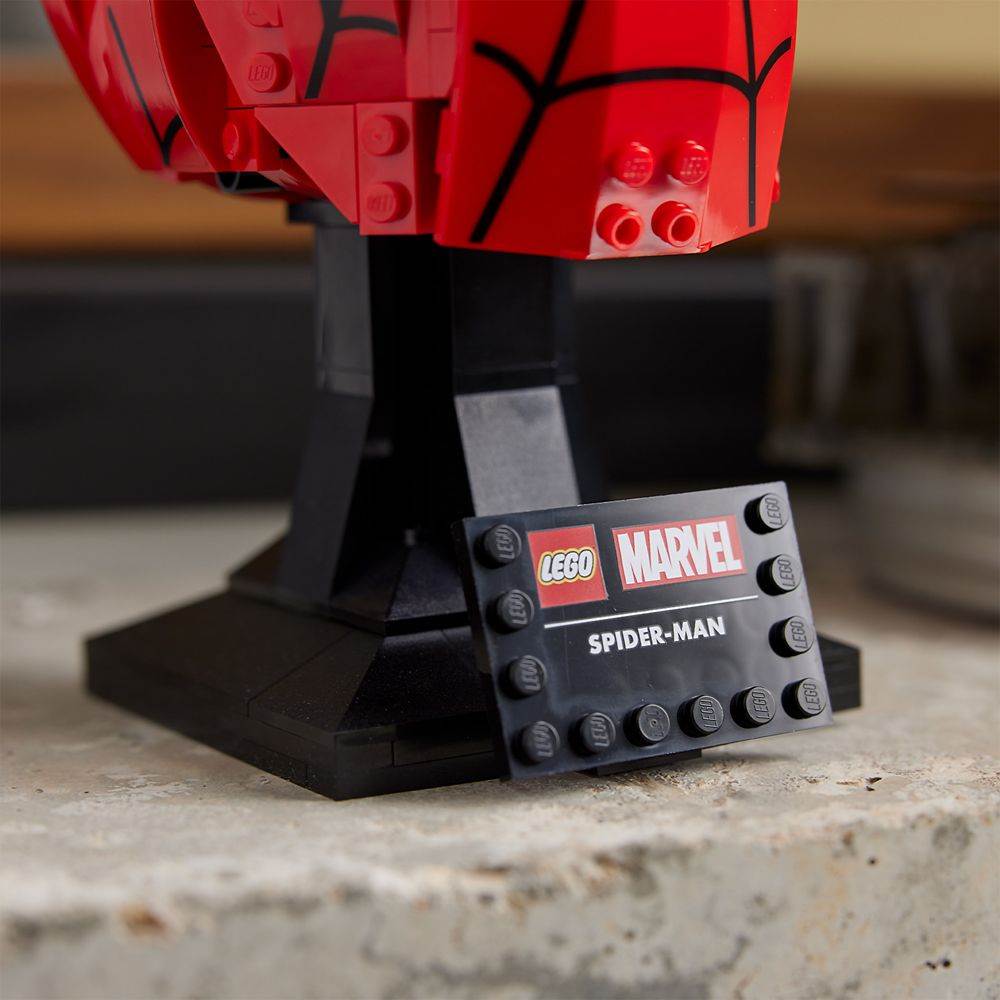 Spider-Man's Mask LEGO Bust Debuts