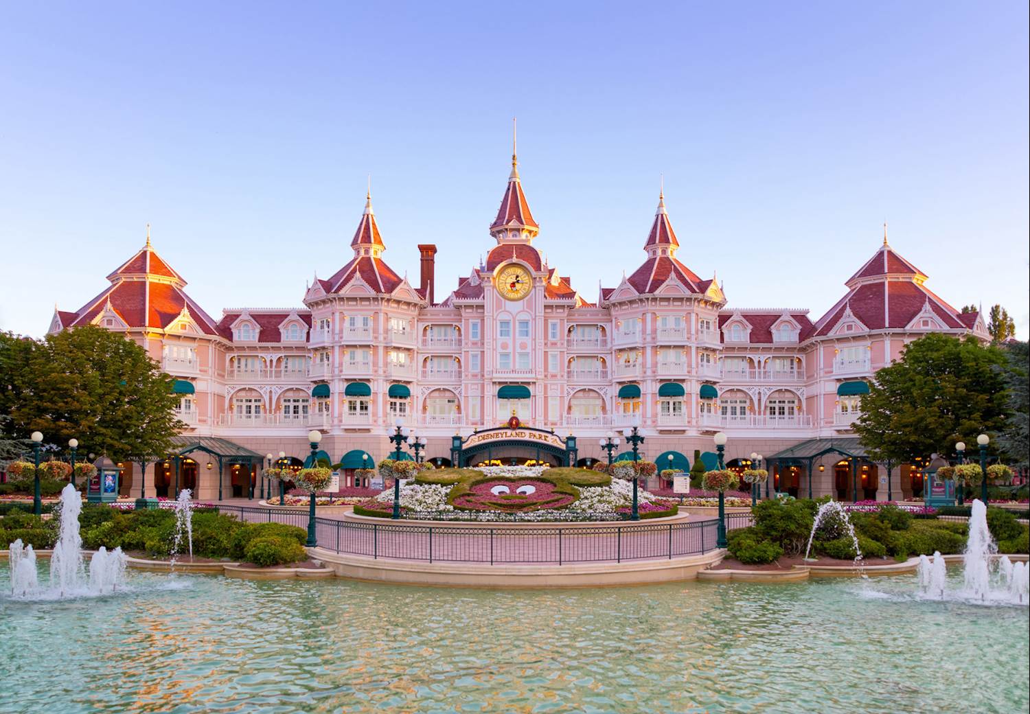 Disneyland Hotel at Disneyland Paris Now Requiring Slot Reservation ...