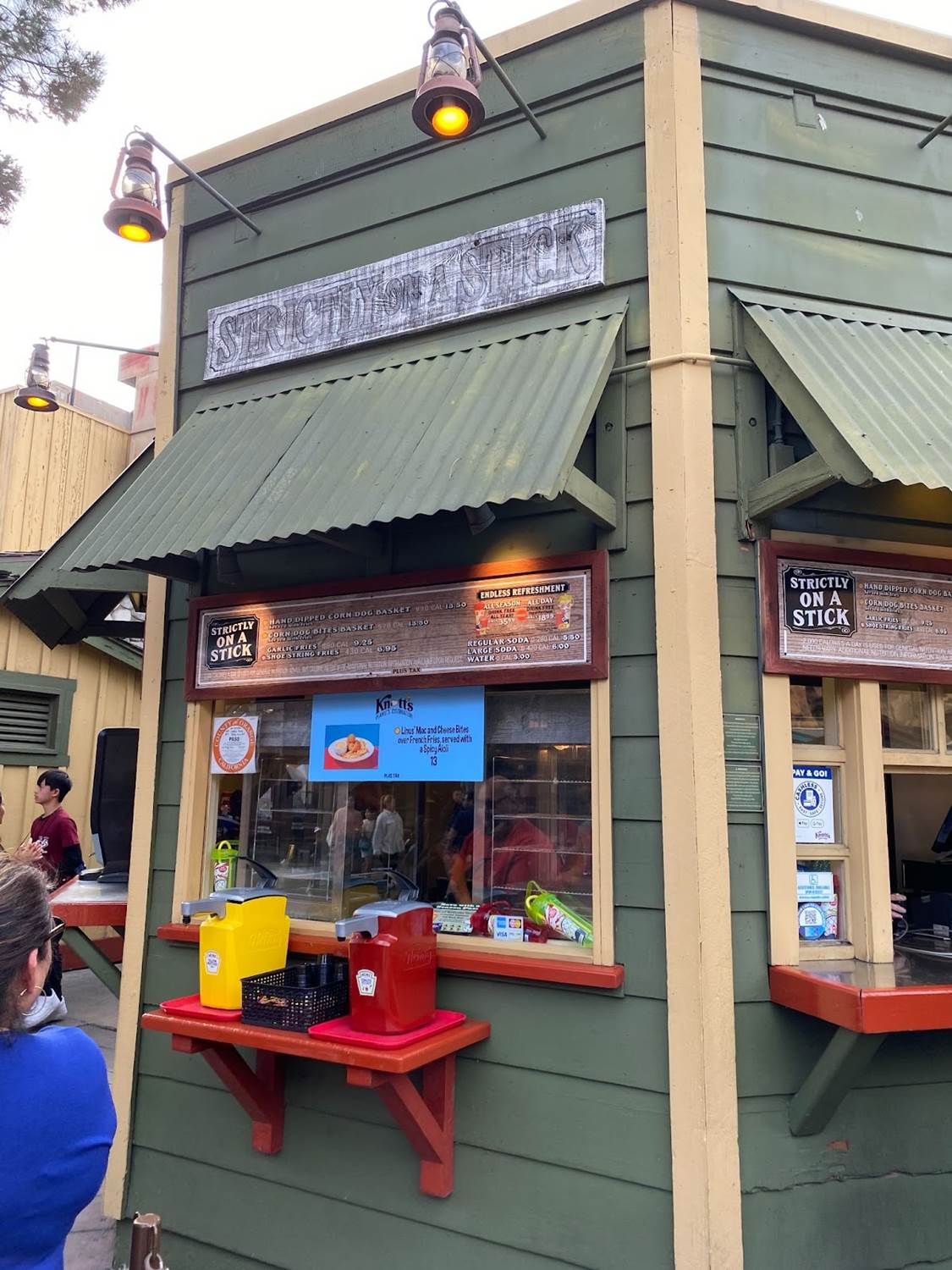 Food Review: "The Great Mac and Cheese" Charlie Brown Menu from Peanuts ...