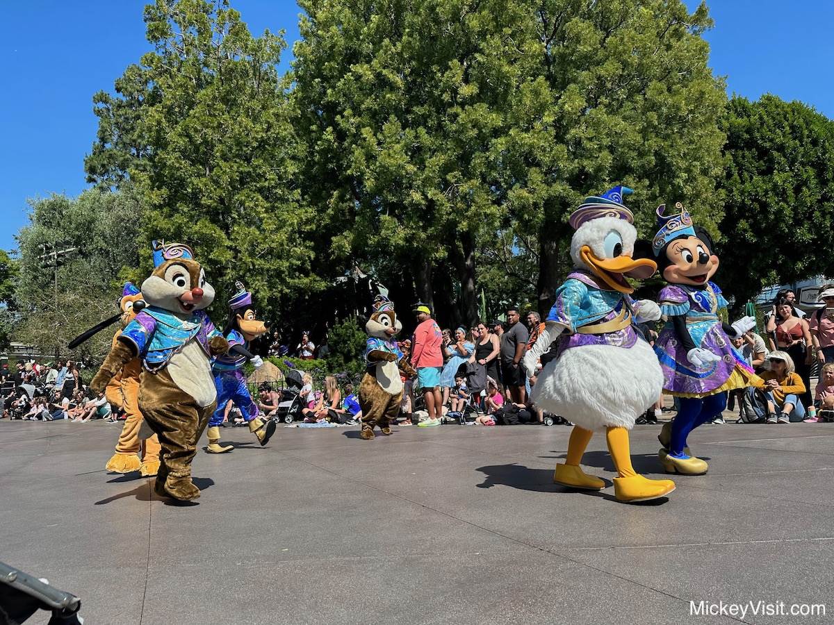 Top 5 Tips for Parade Viewing at Disneyland - LaughingPlace.com